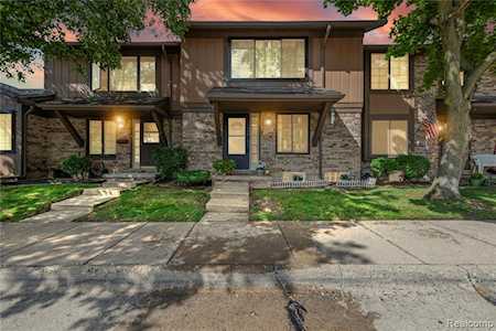 Charming Condo For Sale | 2618 Seaton Circuit, Warren, MI