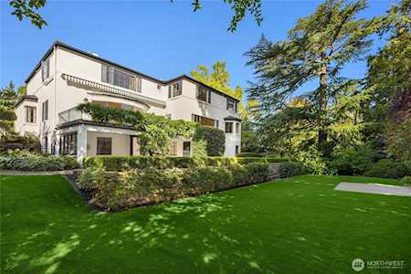 What to Know About Living in Seattle's Broadmoor