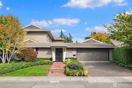 What to Know About Living in Seattle's Broadmoor