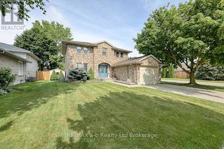 Living in or Moving to Strathroy, Ontario: Complete Guide