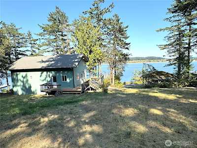 Center Island Waterfront Homes (Local Waterfront Specialists)