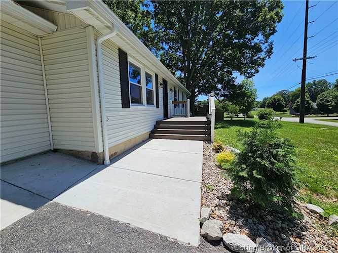 1990 Corydon Ramsey Rd Corydon, IN 47112 | MLS 202408583