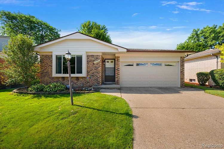 16322 Canterbury Ct, Macomb, MI 48044 in Lakeside Villas|Macomb MLS ...